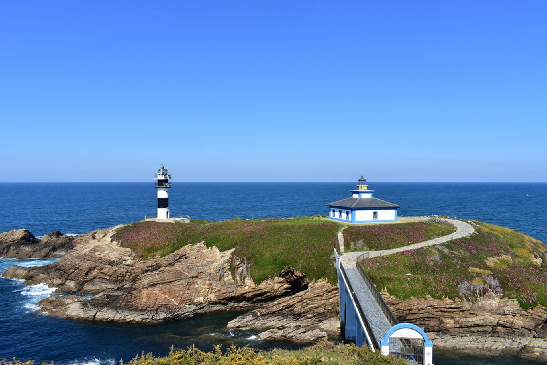 15 unique and scenic lighthouses around the world