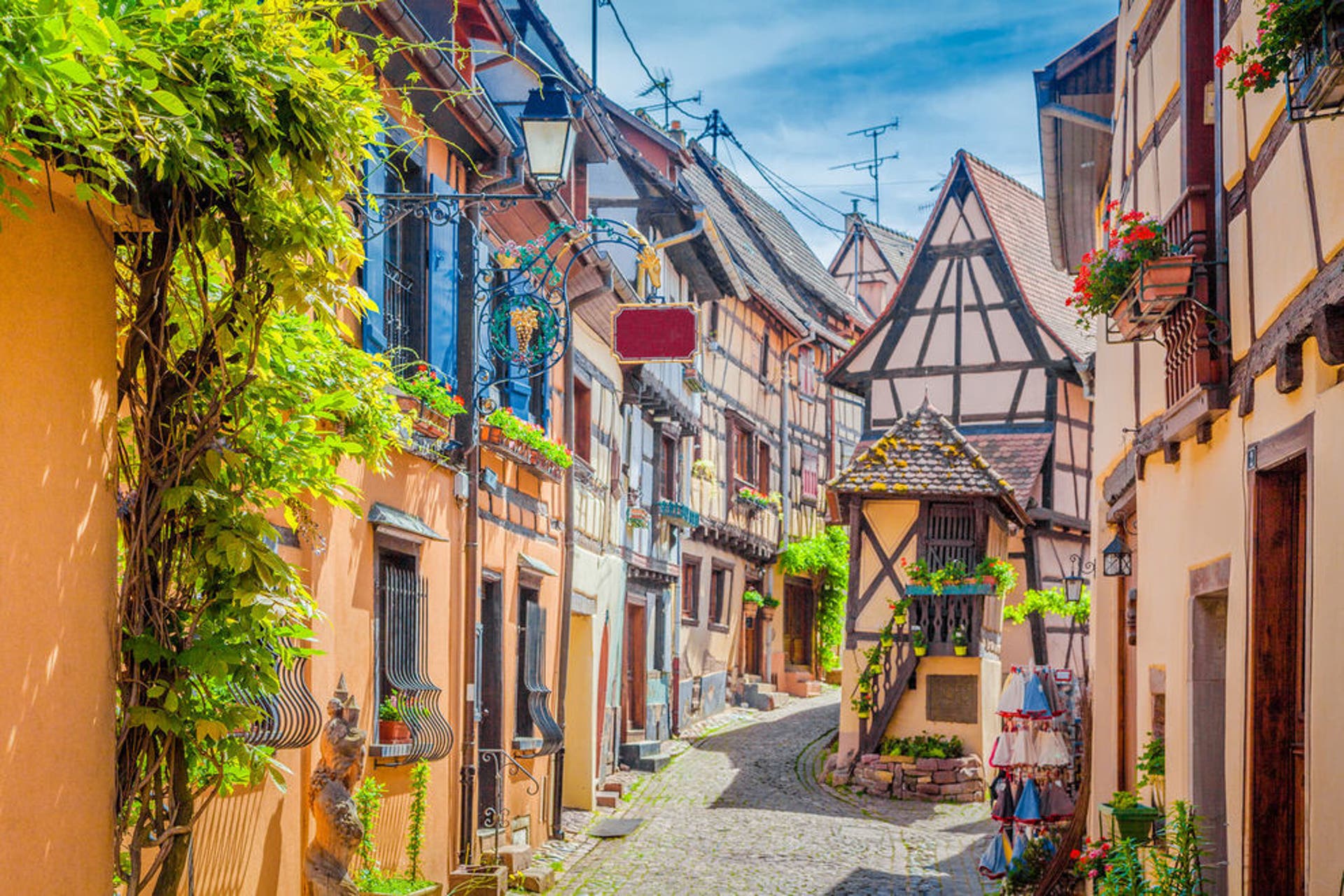 10 beautiful alleys around the world