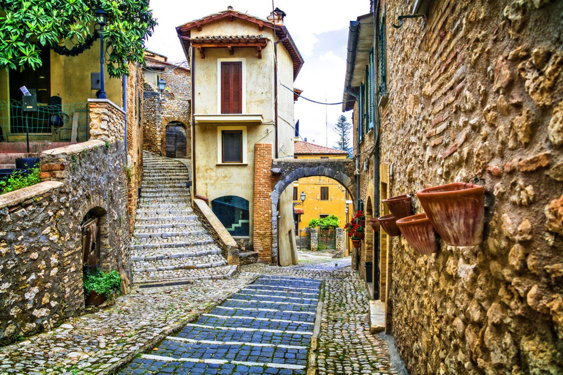 10 beautiful alleys around the world