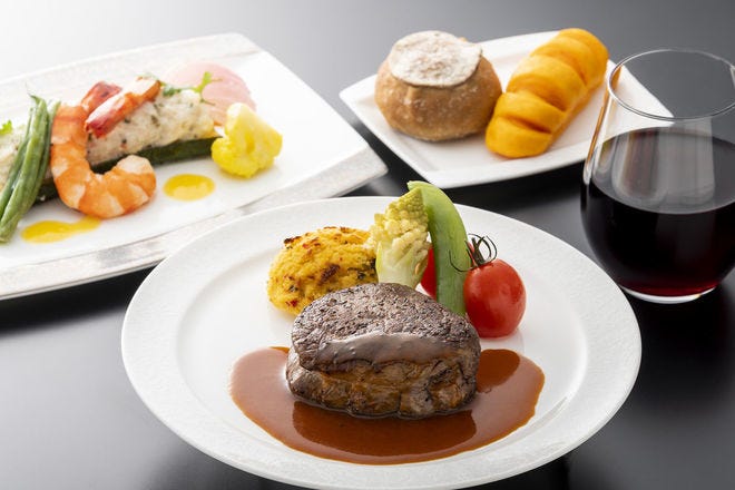 Airplane food done right: 10 best airlines for inflight food