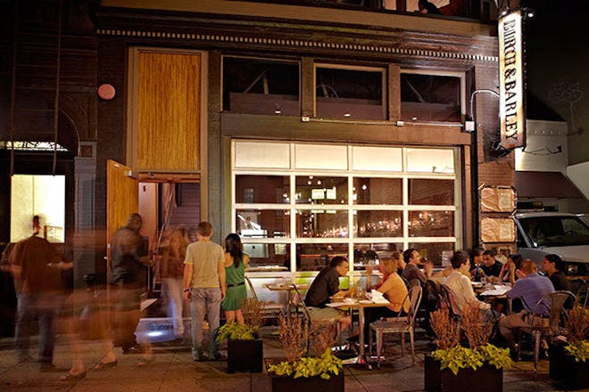 投票-最佳啤酒酒吧提名:2022年10个最佳读者选择旅游奖