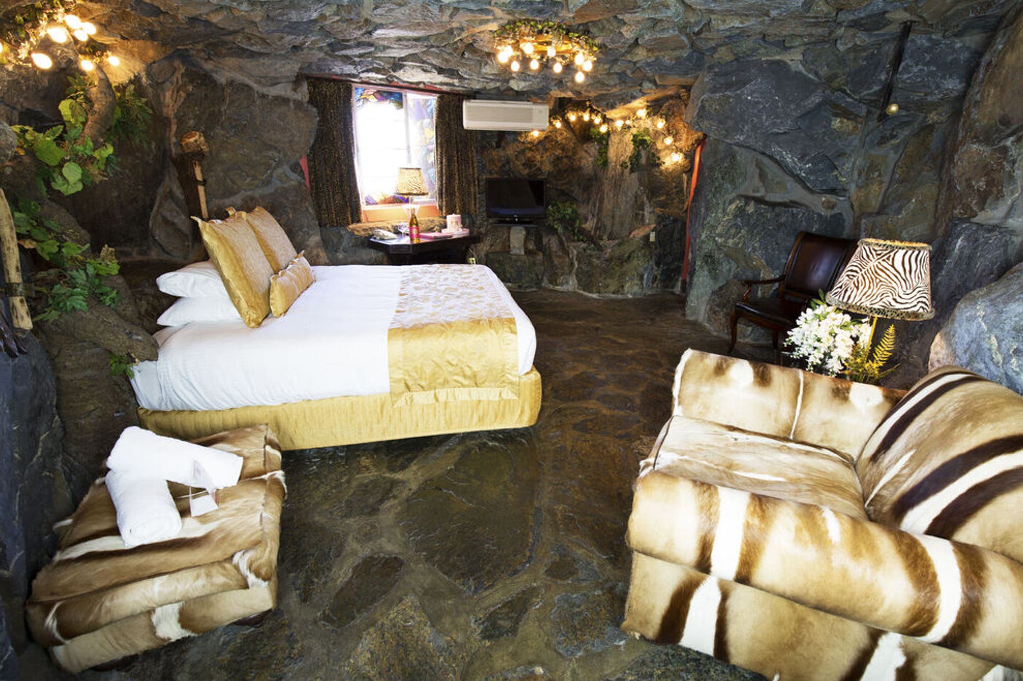 16 offbeat themed hotel rooms for amazing fantasy getaways