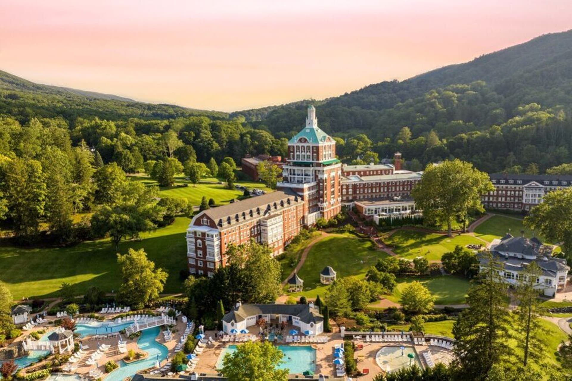 Step back in time: Explore the 10 best historic hotels in the US