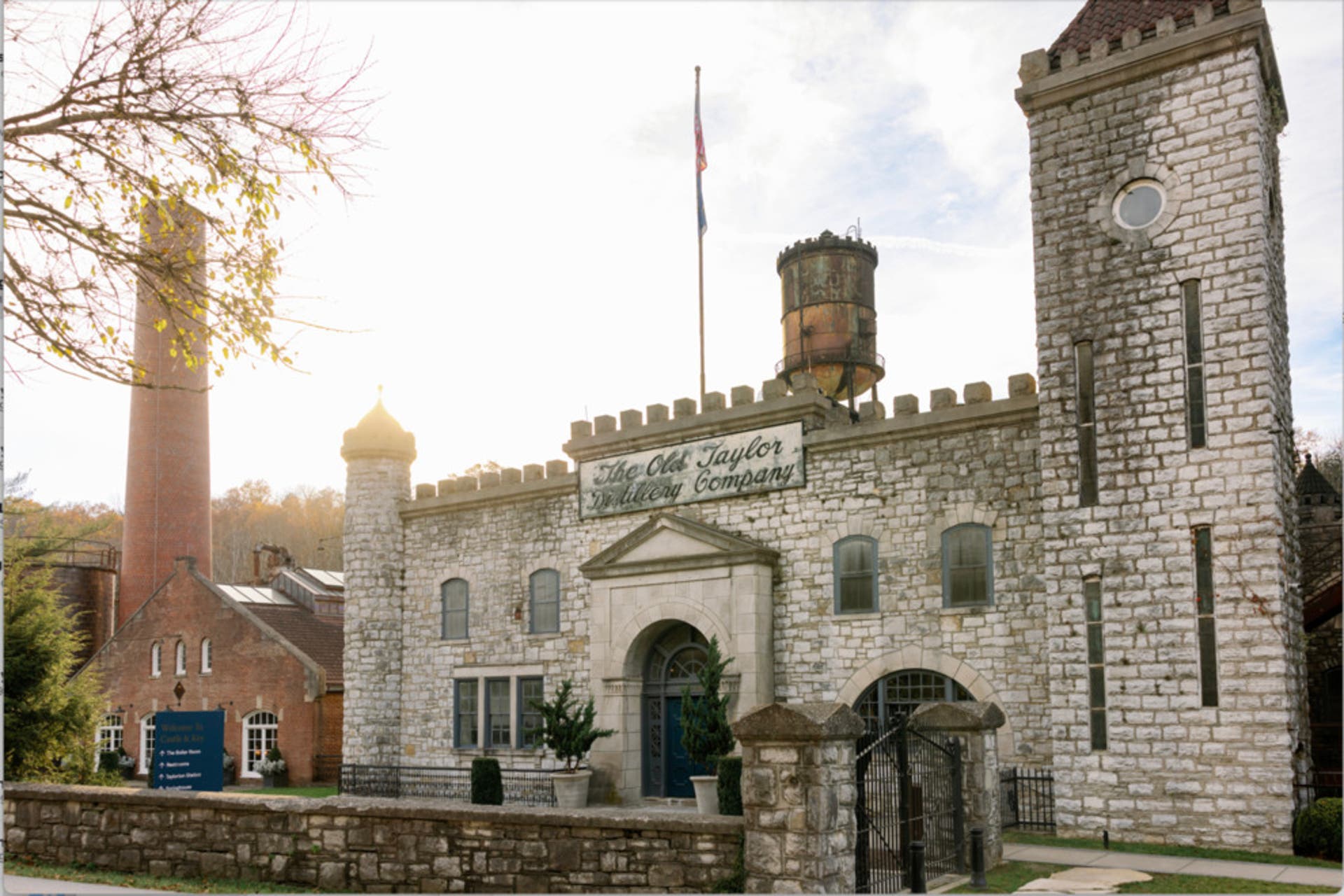 Explore the top 10 craft distillery tours in the US for 2025