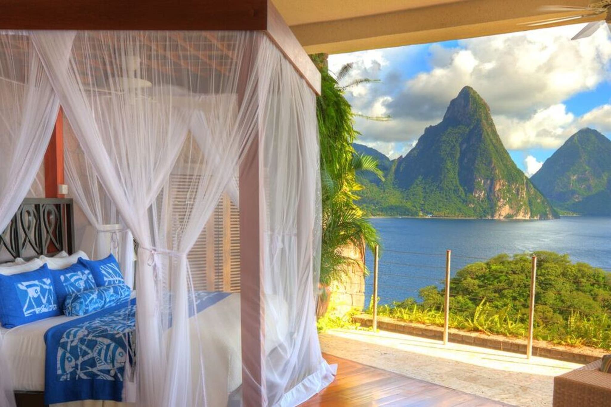13 hotels that oversee iconic landmarks