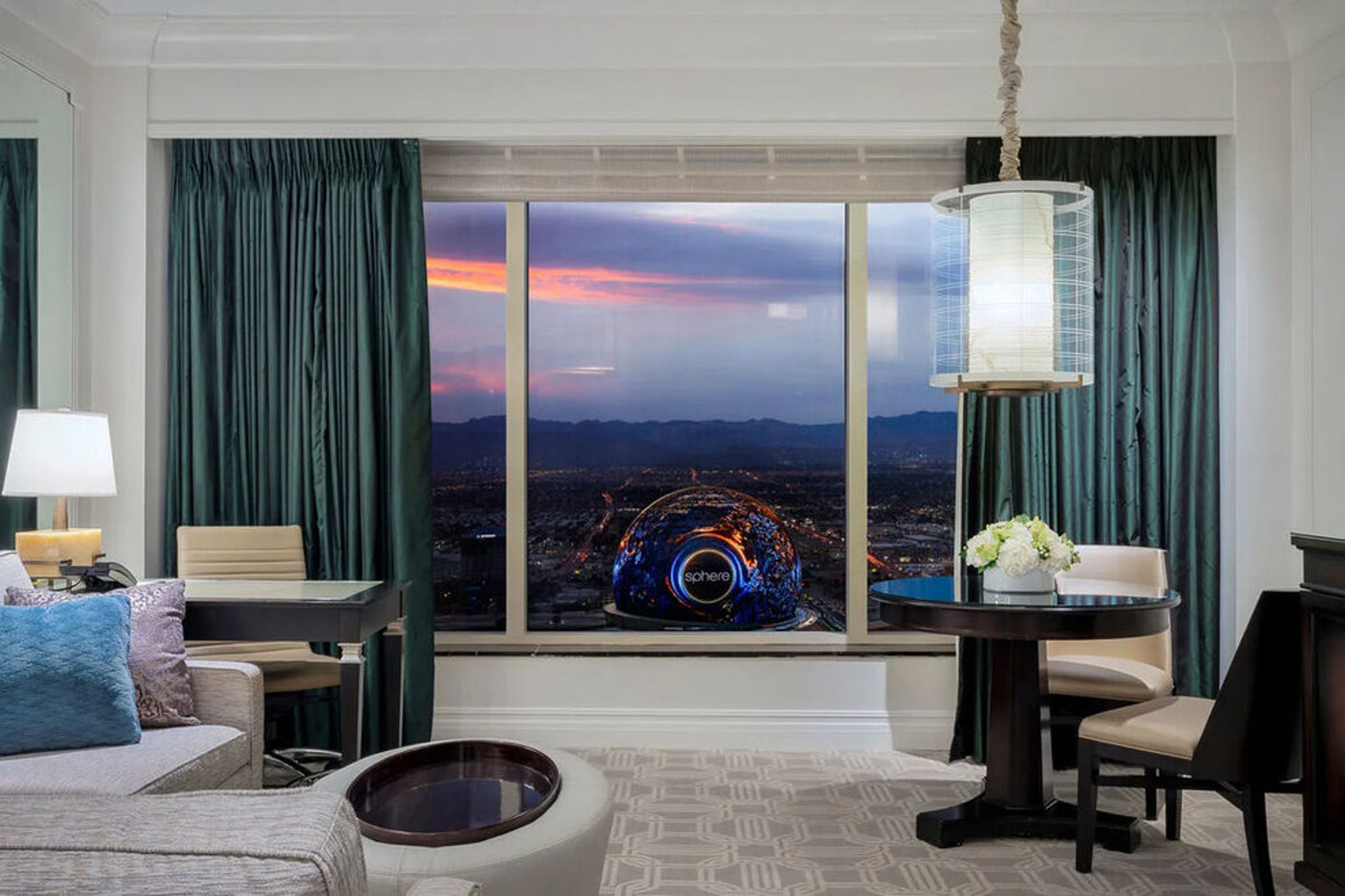 13 hotels that oversee iconic landmarks