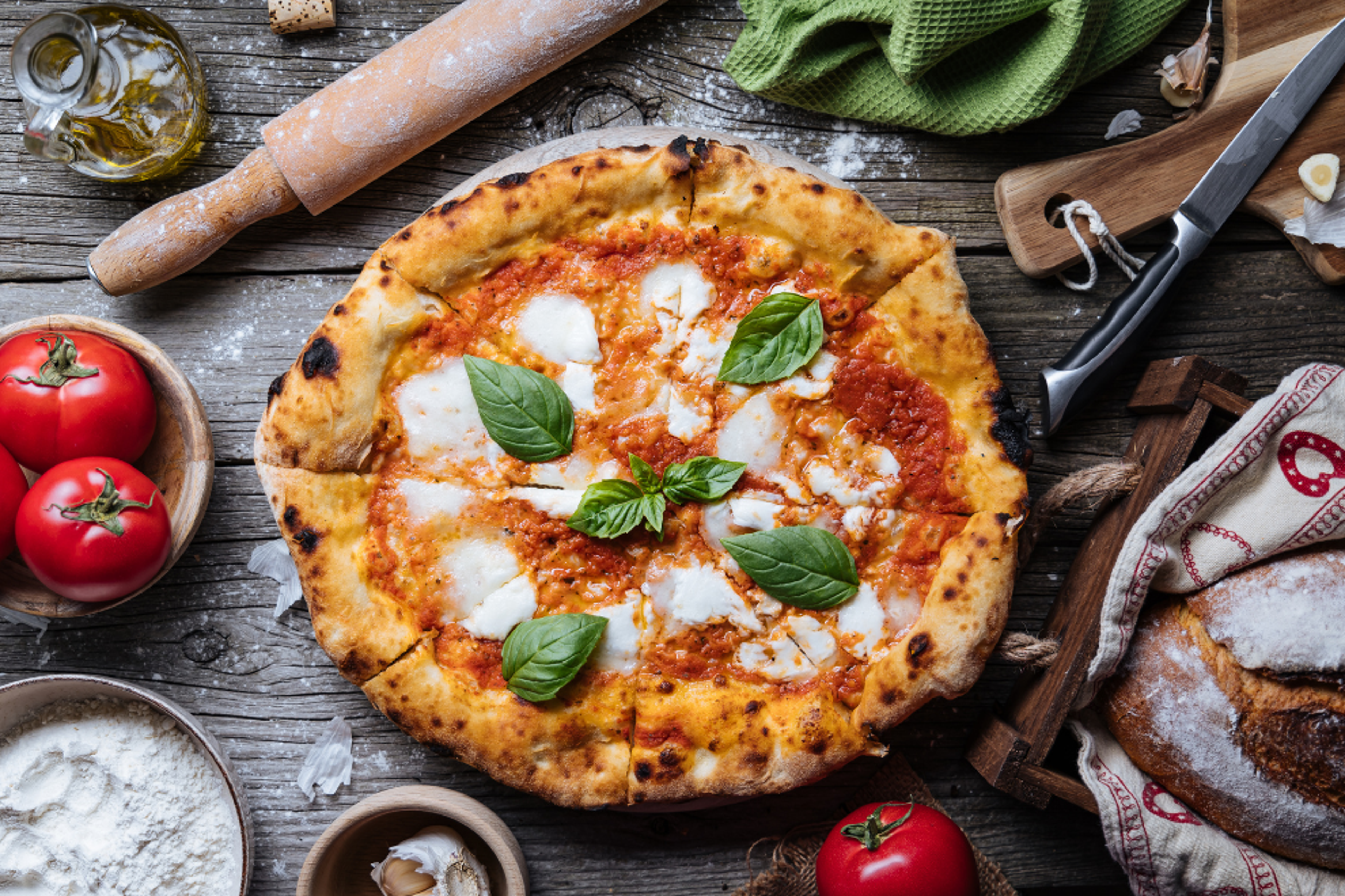 This pizza chef's 5-second sauce trick completely changed how I make pizza
